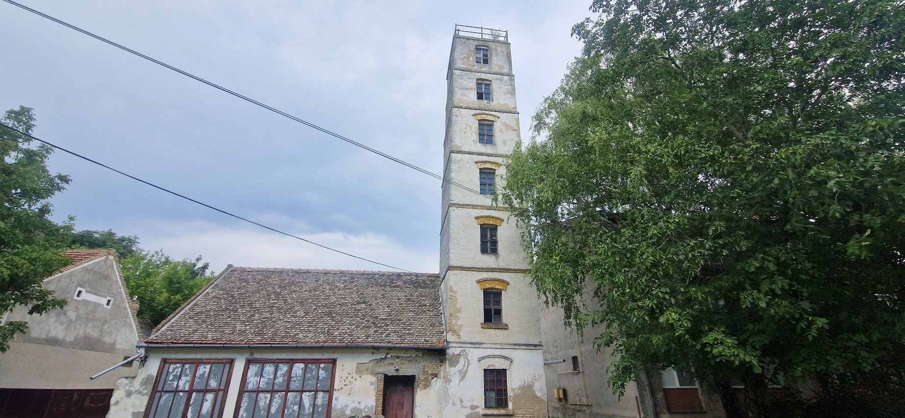 BICIKLOM KROZ VOJVODINU: VLADIMIROVAC (1) Toranj napuštenog Vatrogasnog doma para nebo nad ...